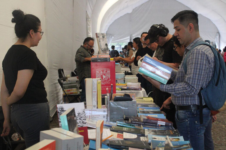 Vuelve el remate de libros en la UNAM - Pie de Página