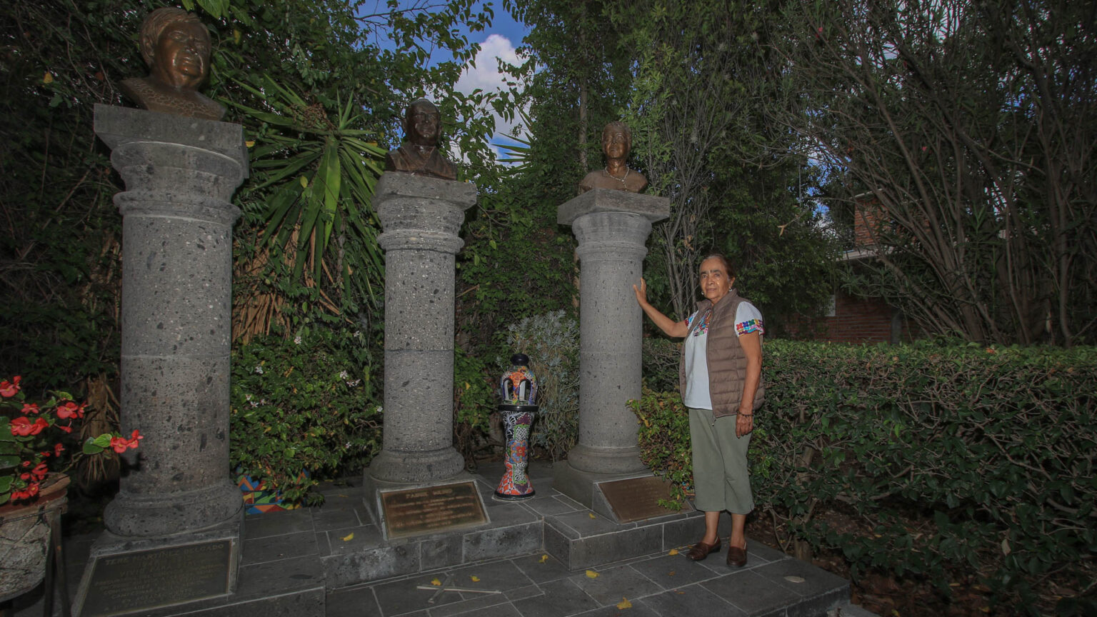 Mujeres que enseñan a vivir con dignidad - Pie de Página