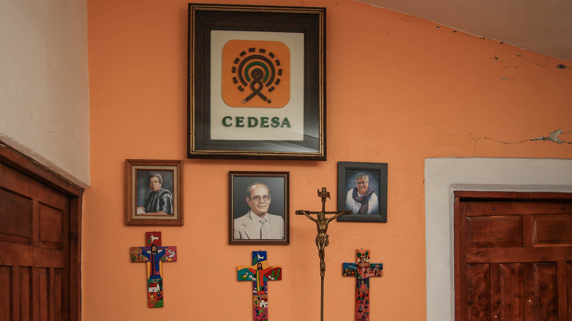 Mujeres que enseñan a vivir con dignidad - Pie de Página